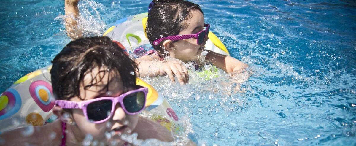 Consejos para nadar en la piscina con niños - Ruralidays.com - Blog